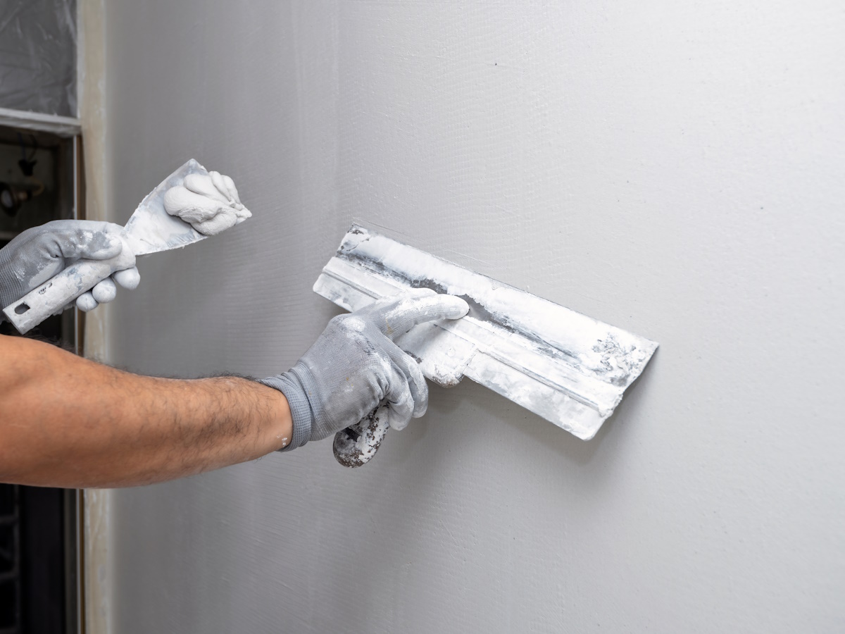 Stucen over tegels | Wat zijn de voor- en nadelen?